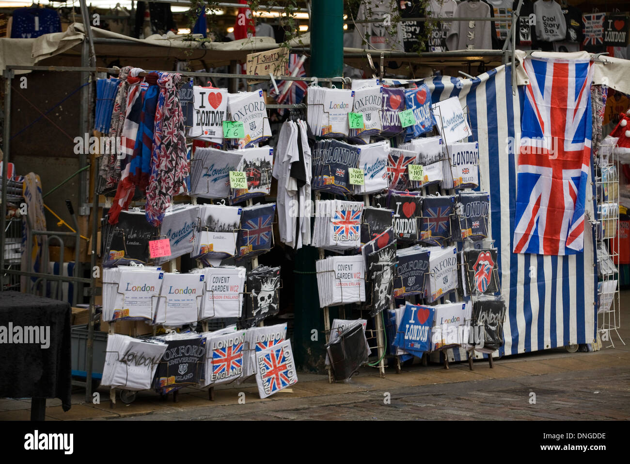 London souvenirs in shop magnets hi-res stock photography and images ...