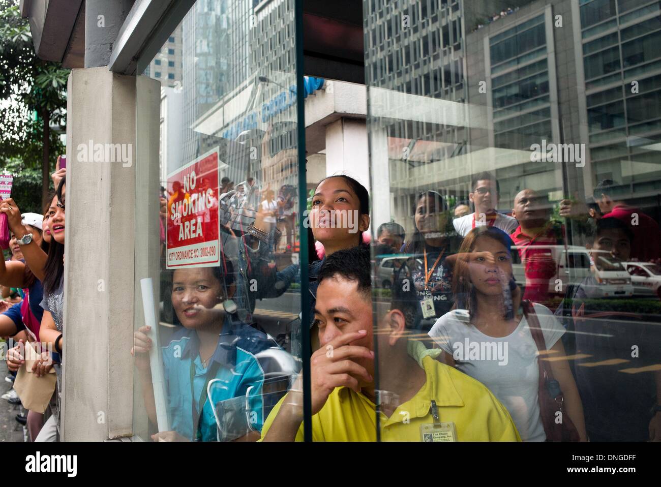 People along manila street philippines hi-res stock photography and ...