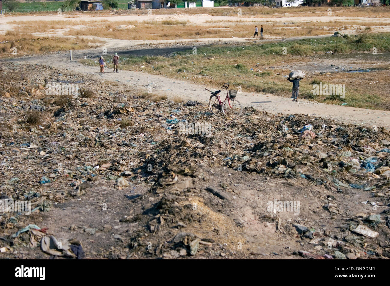 Scavenger workers are walking on the outskirts of the Stung Meanchey ...