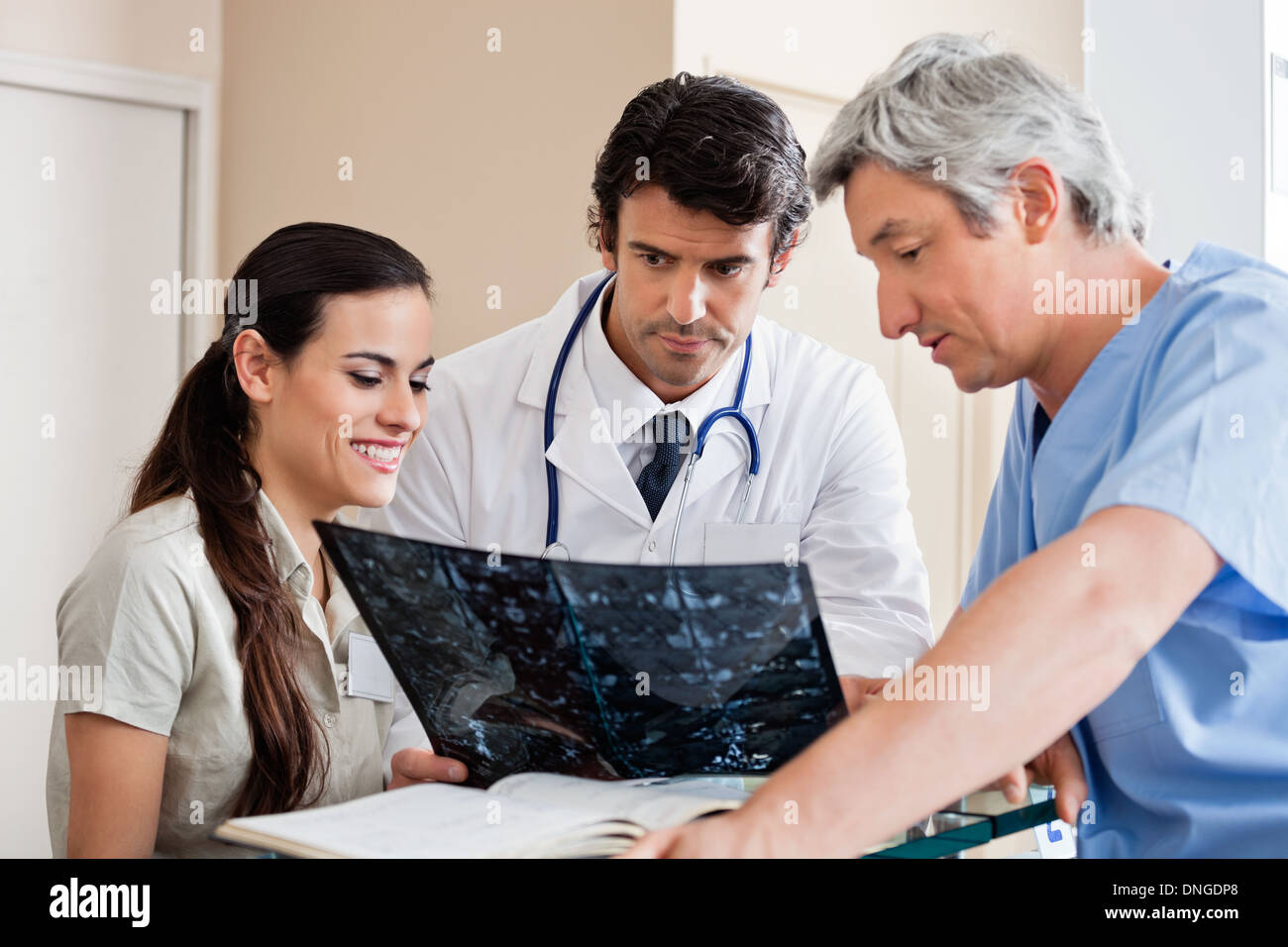 Medical staff reviewing xray hi-res stock photography and images - Alamy