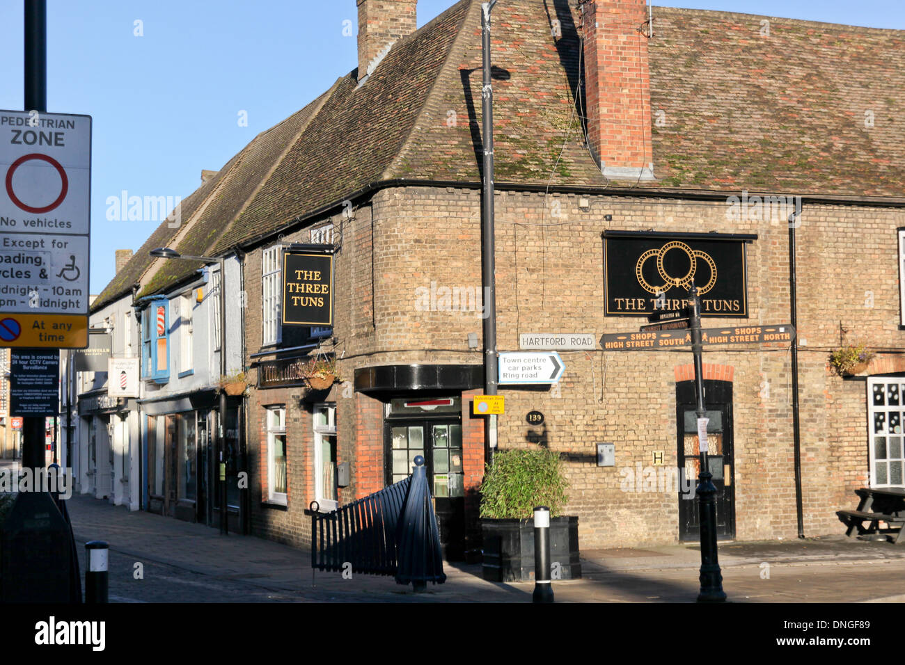 Huntingdon, High Street on a winter day with a corner pub in the ...