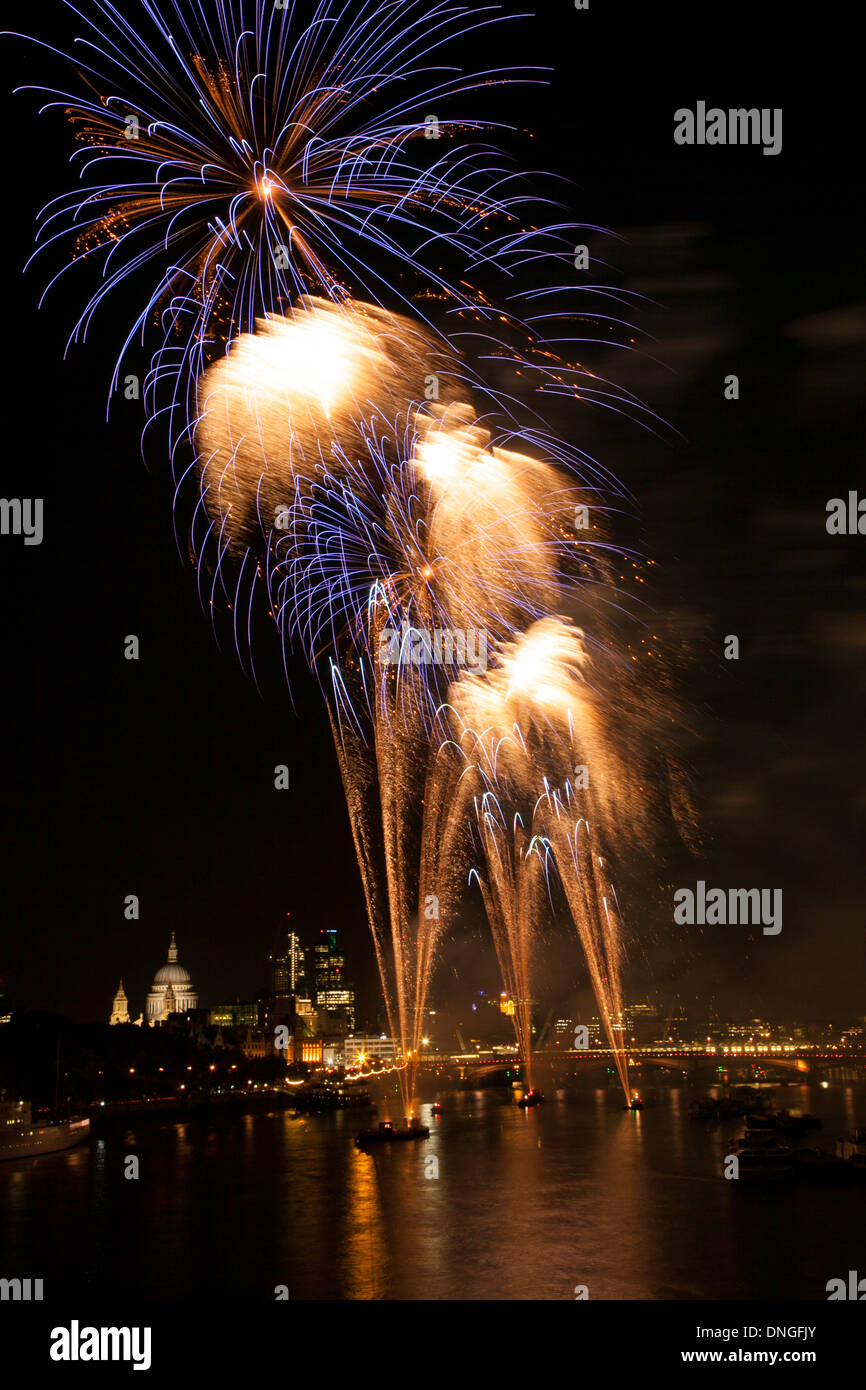 London fireworks hi-res stock photography and images - Alamy