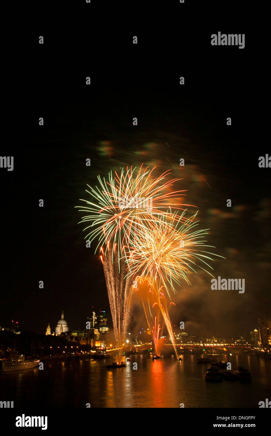 Firework display over thames hi-res stock photography and images - Alamy