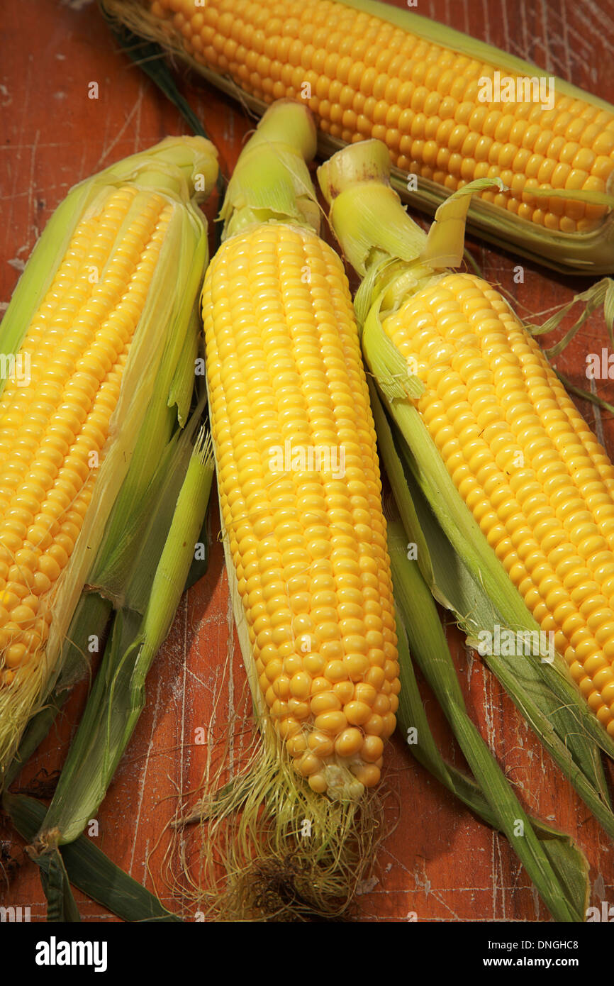 peeled corn on the cob Stock Photo - Alamy