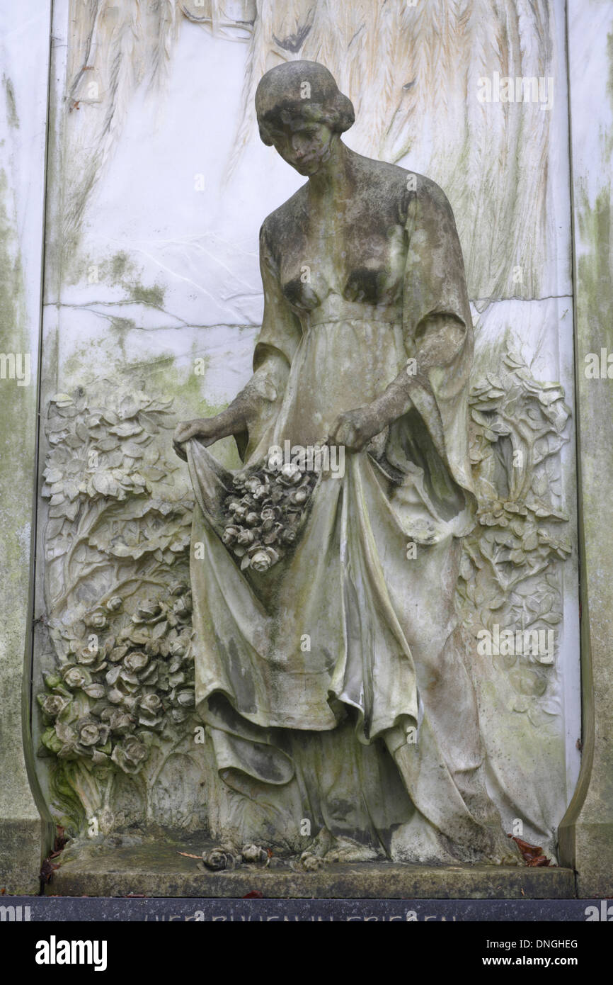 Abandoned statue hi-res stock photography and images - Alamy