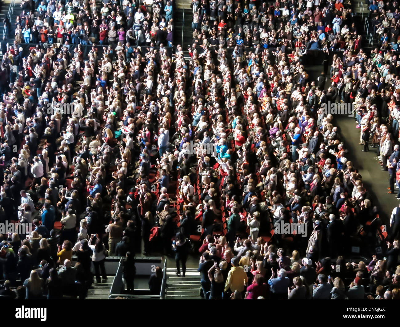 Full theatre audience hi-res stock photography and images - Alamy