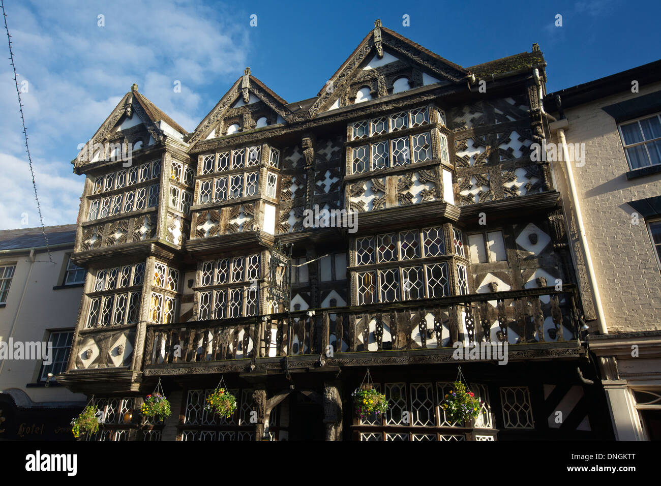 Half timbered tudor style inn hotel hi-res stock photography and images ...