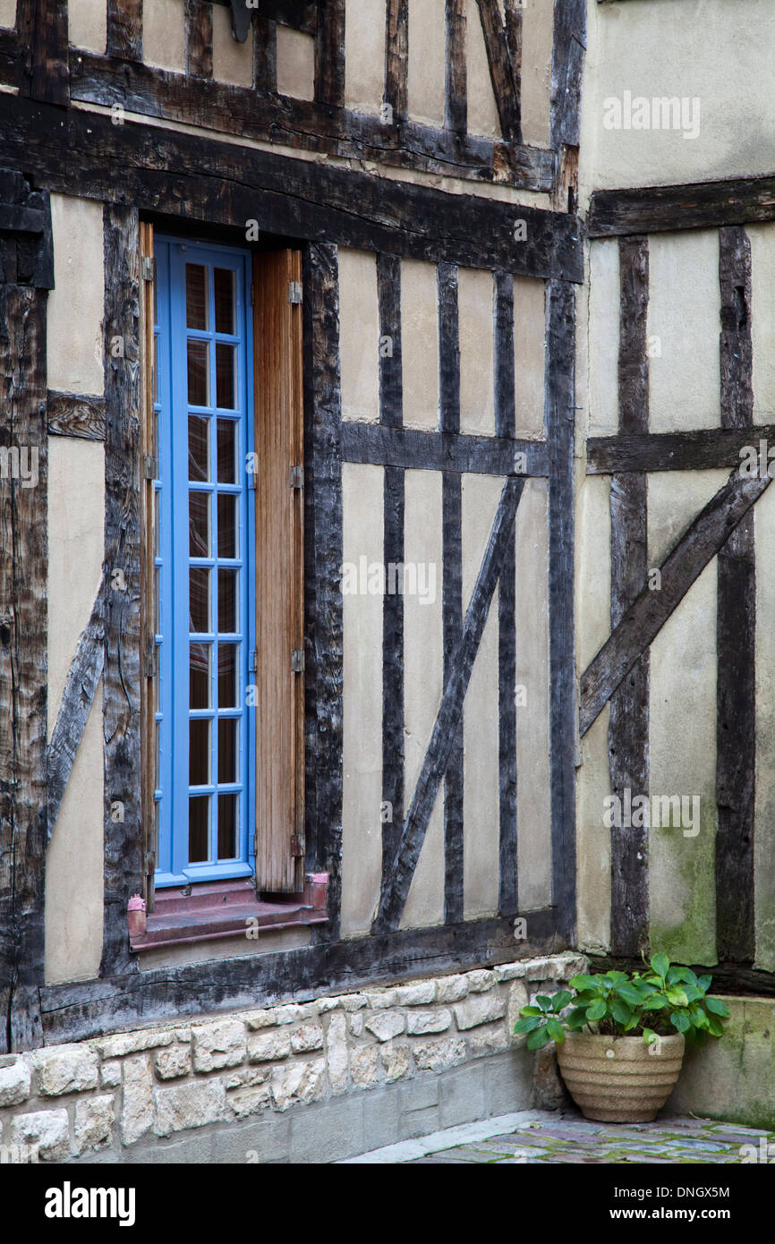 Courtyard corner hi-res stock photography and images - Alamy