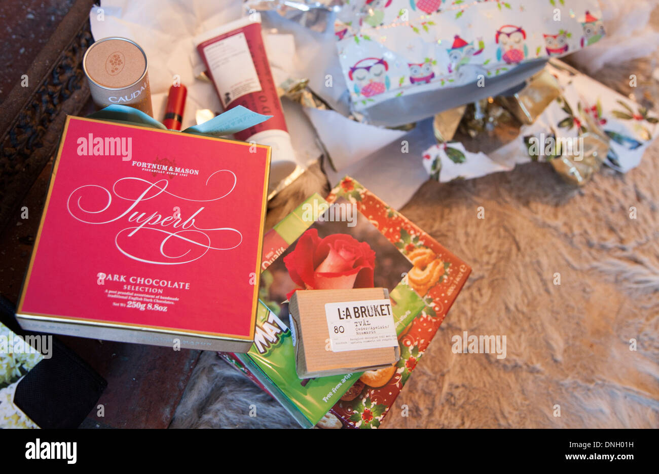 Unwrapped christmas presents hi-res stock photography and images - Alamy