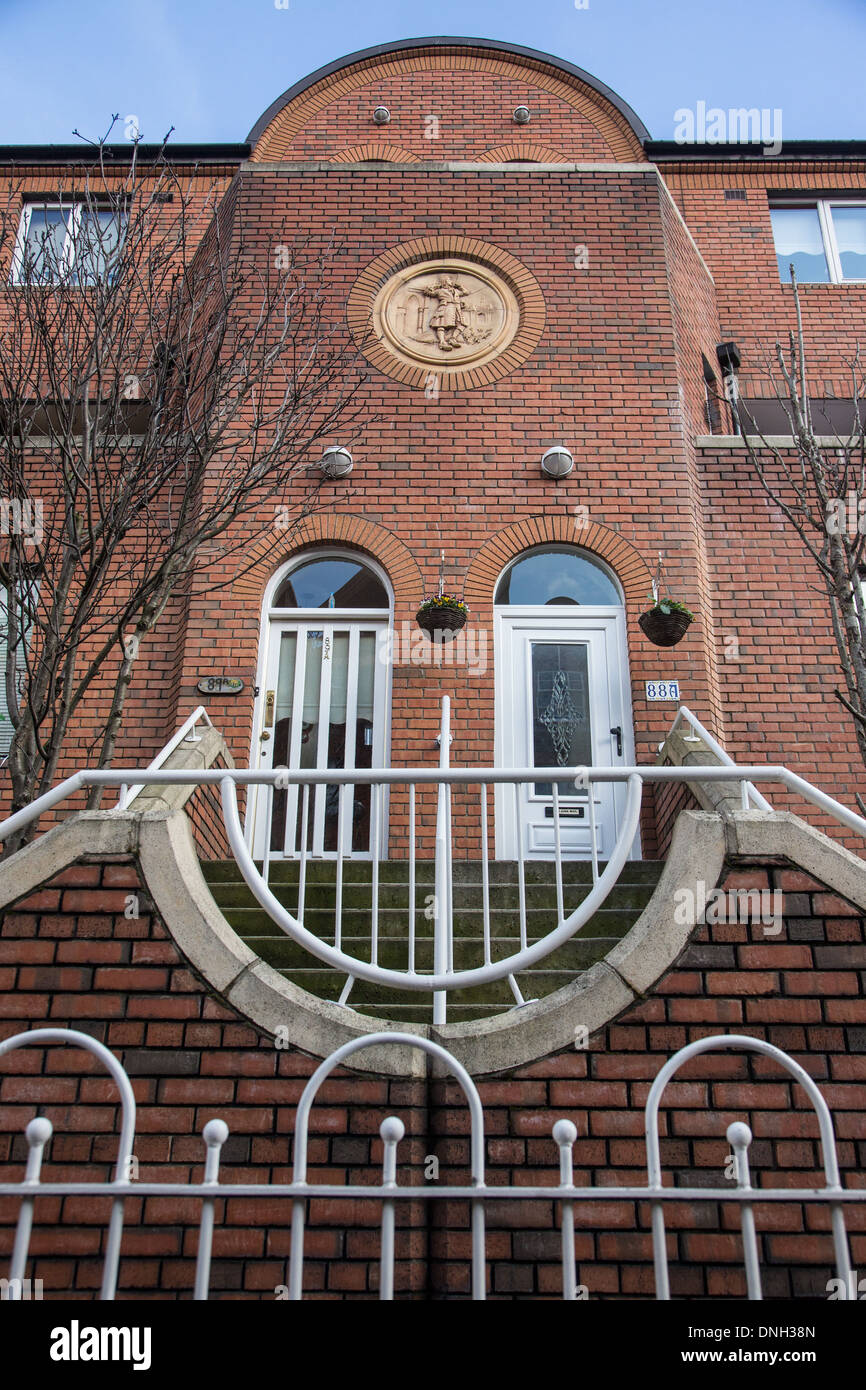 TYPICAL RED BRICK FACADE OF A HOUSE ENTRANCE, BRIDE STREET, DUBLIN ...