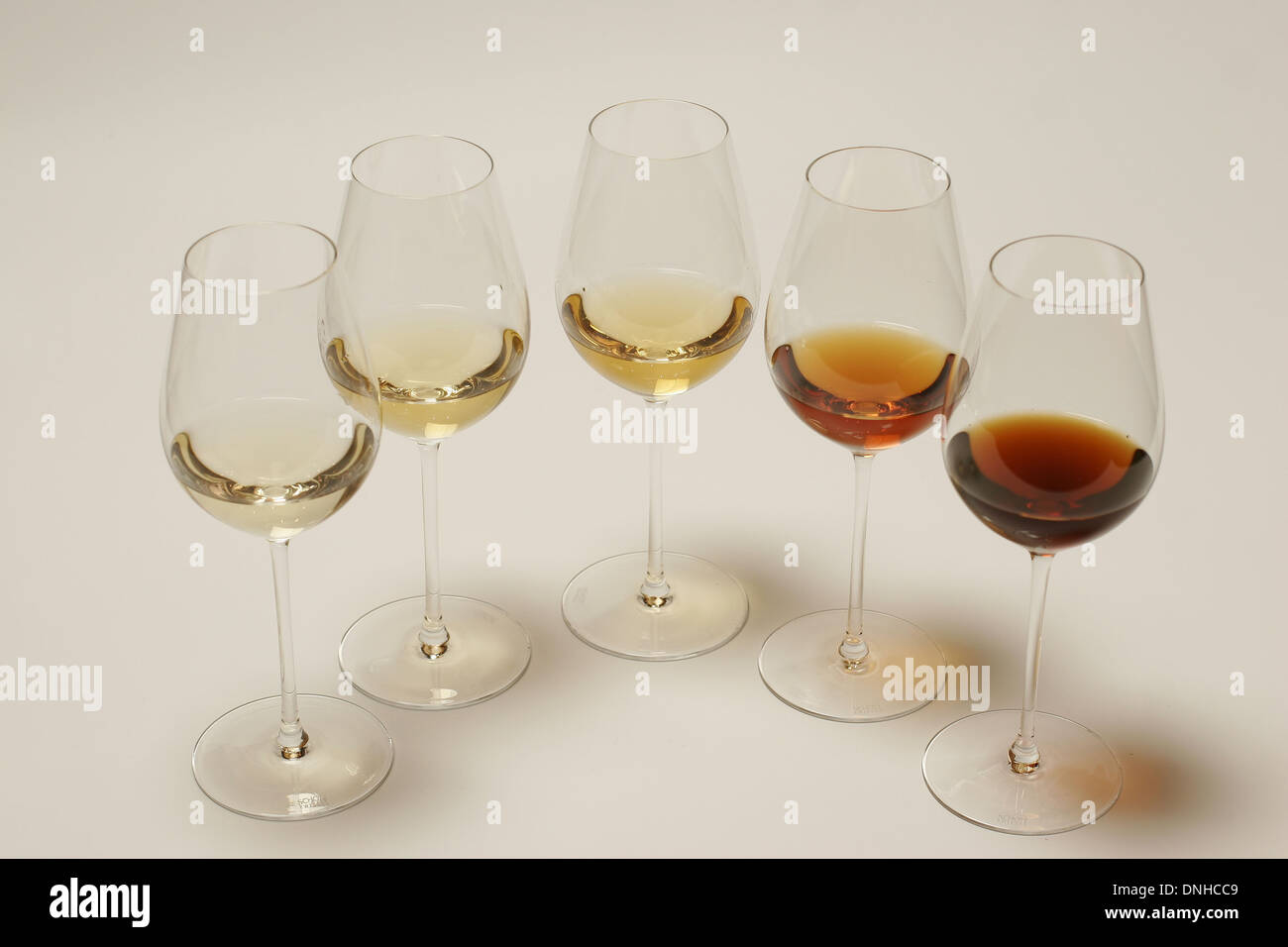 THE RANGE OF COLORS FOR WHITE WINES Stock Photo - Alamy