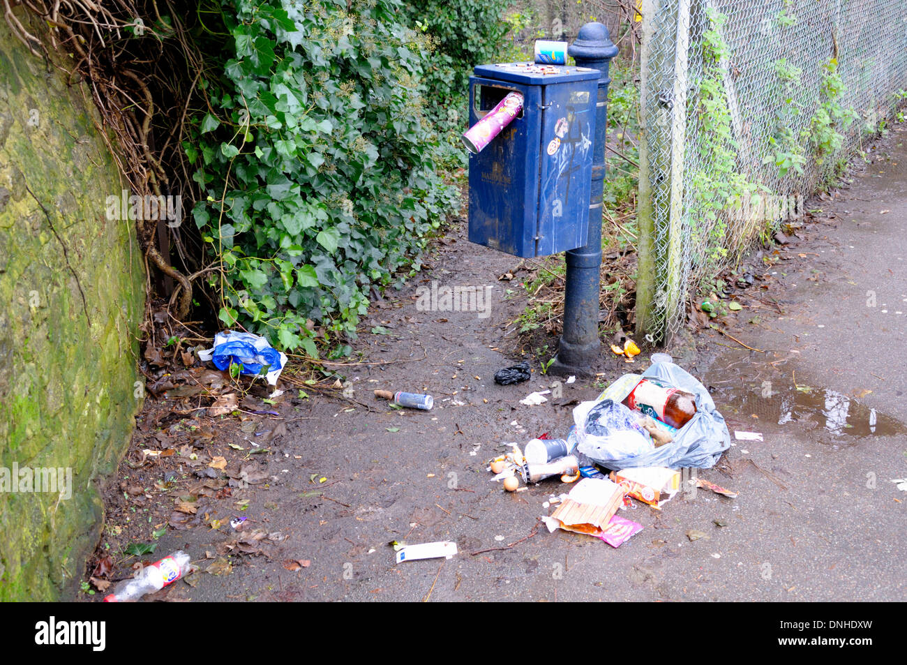 Footpath litter hi-res stock photography and images - Alamy