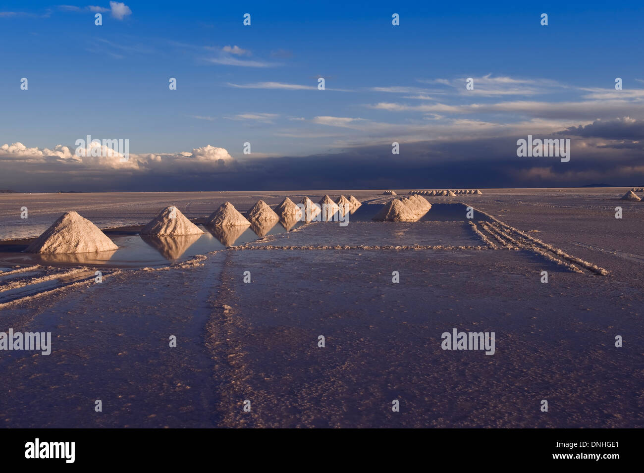 Salt cones, Salar de Uyuni at sunset, Potosi, Bolivia Stock Photo - Alamy