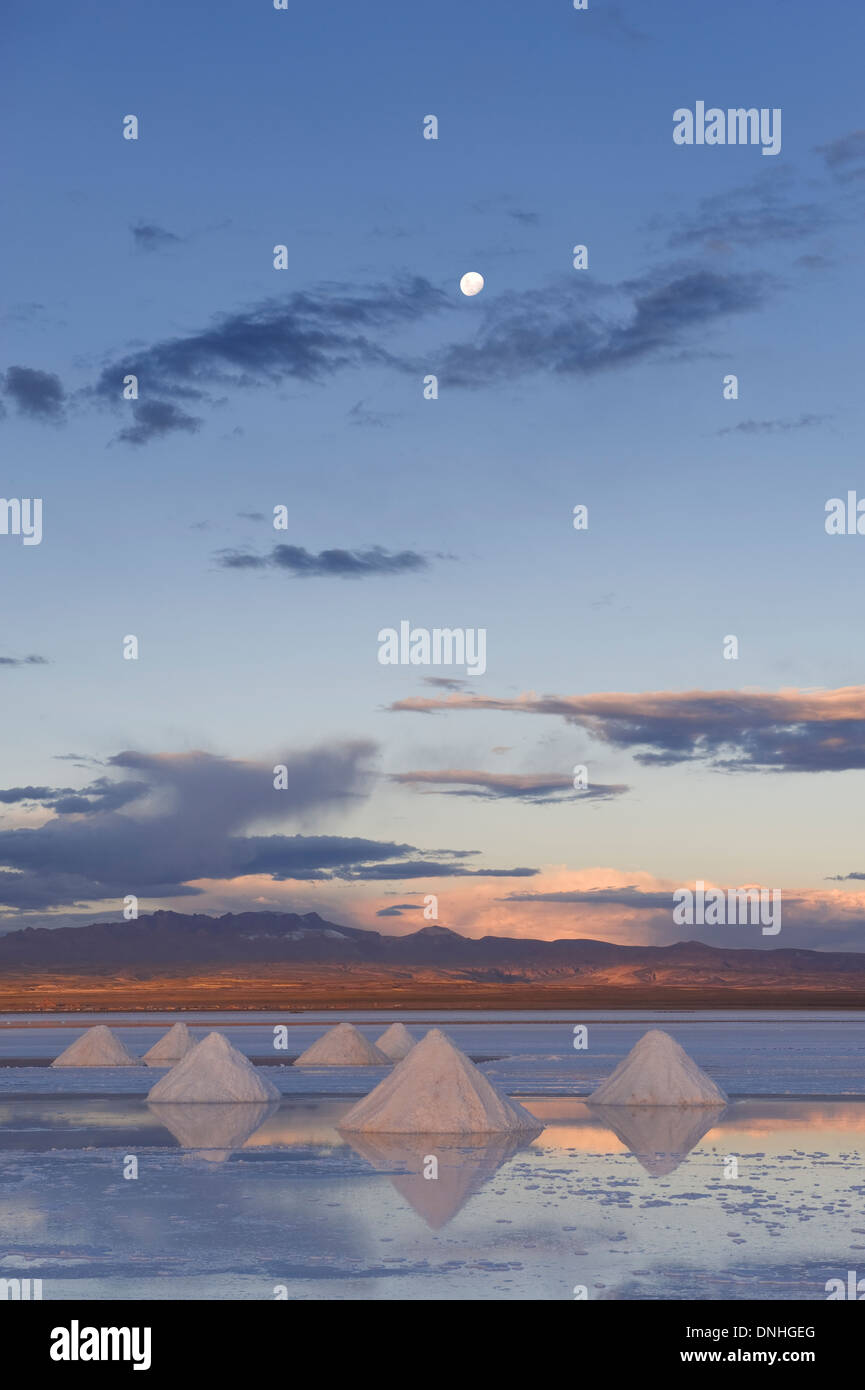 Salt cones, Salar de Uyuni at sunset, Potosi, Bolivia Stock Photo - Alamy