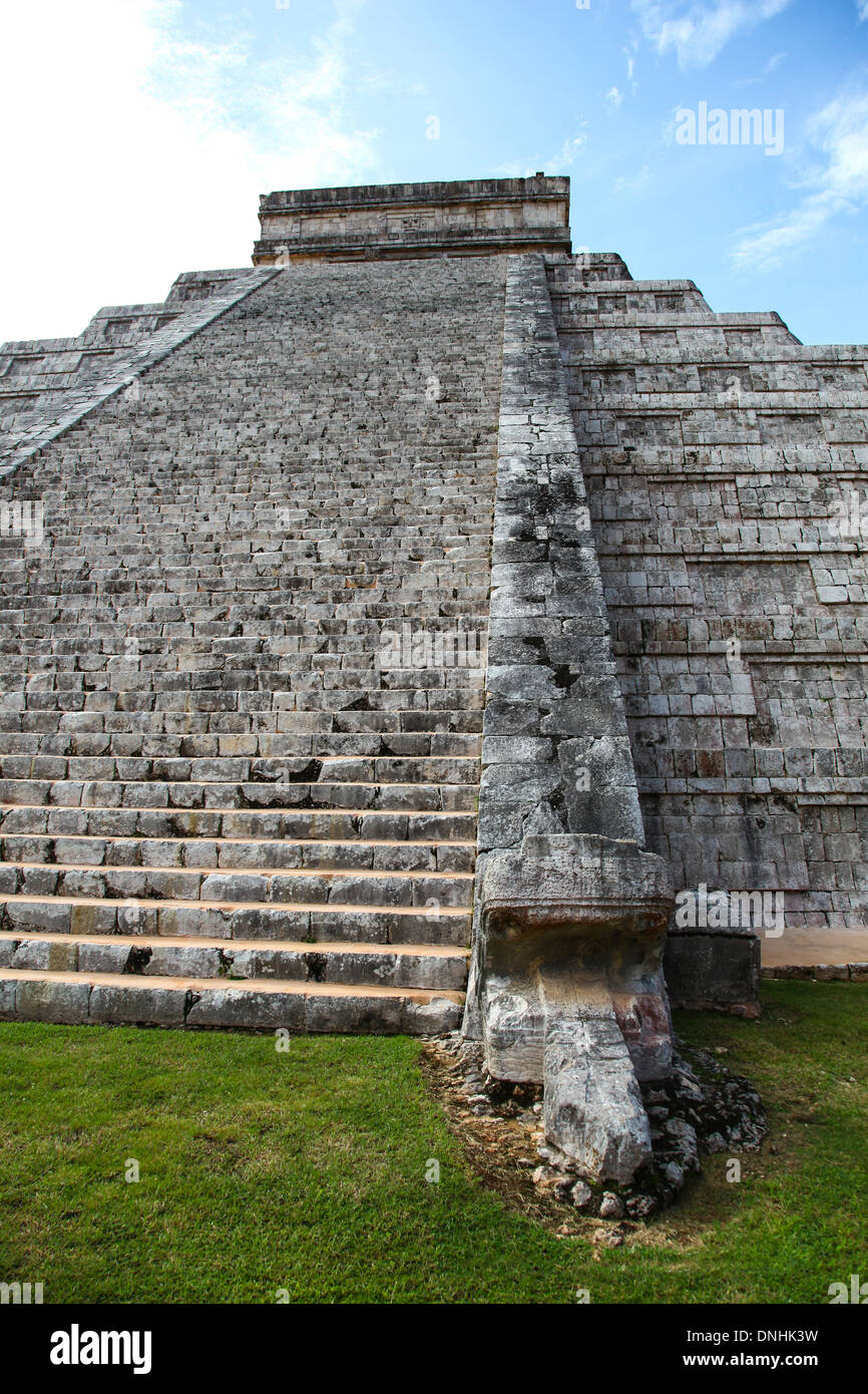 Stepped pyramid of Kukulkan, El Castillo Chichen Itza, Mayan ruins on ...