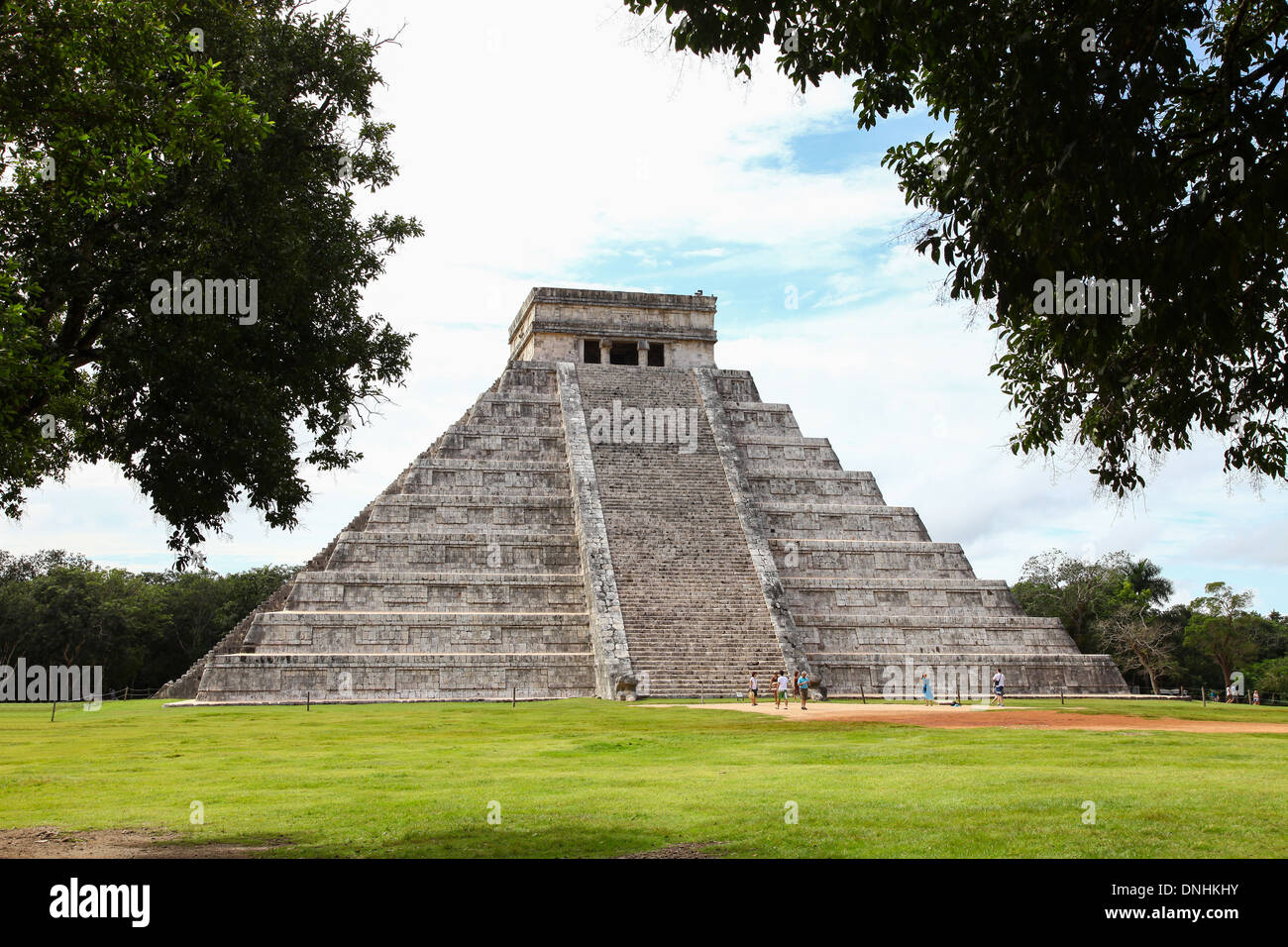 Stepped pyramid of Kukulkan, El Castillo Chichen Itza, Mayan ruins on ...