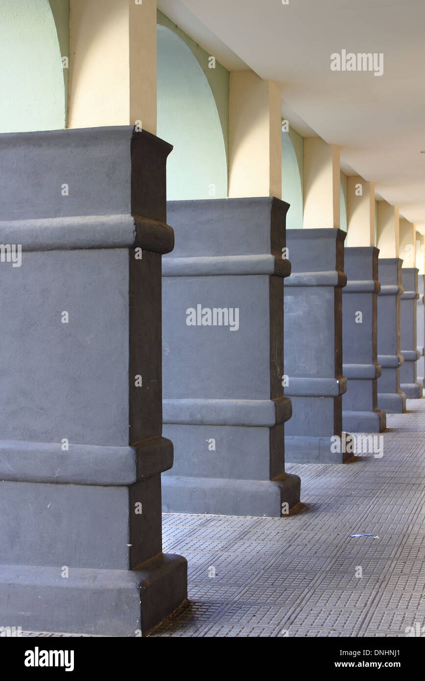 Columns of a modern portico Stock Photo - Alamy