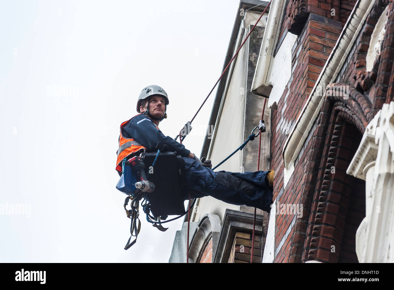 Abseiling down building hi-res stock photography and images - Alamy