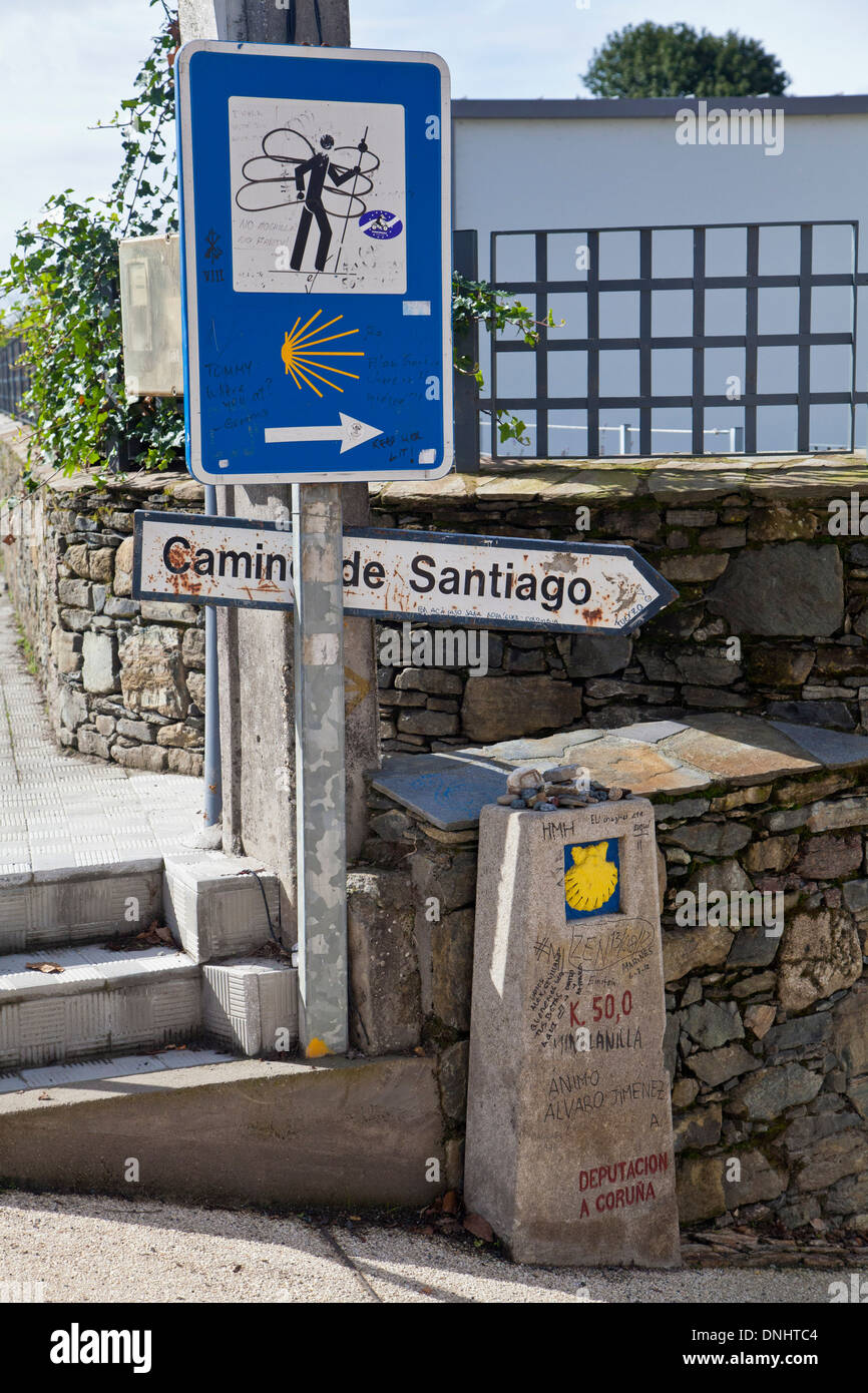 Camino santiago arrow sign hi-res stock photography and images - Alamy