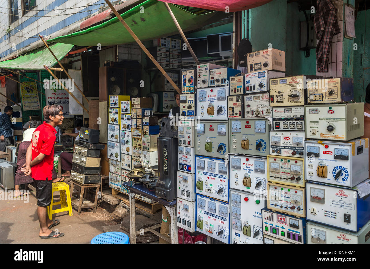 Myanmar man in burmese market hi-res stock photography and images - Alamy