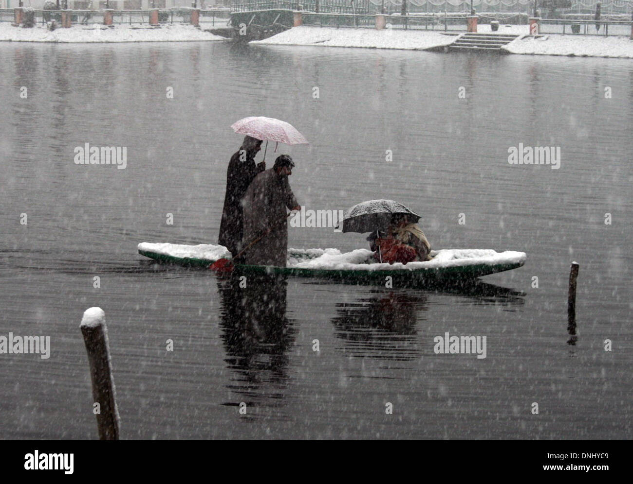 Life in dal lake kashmir hi-res stock photography and images - Alamy