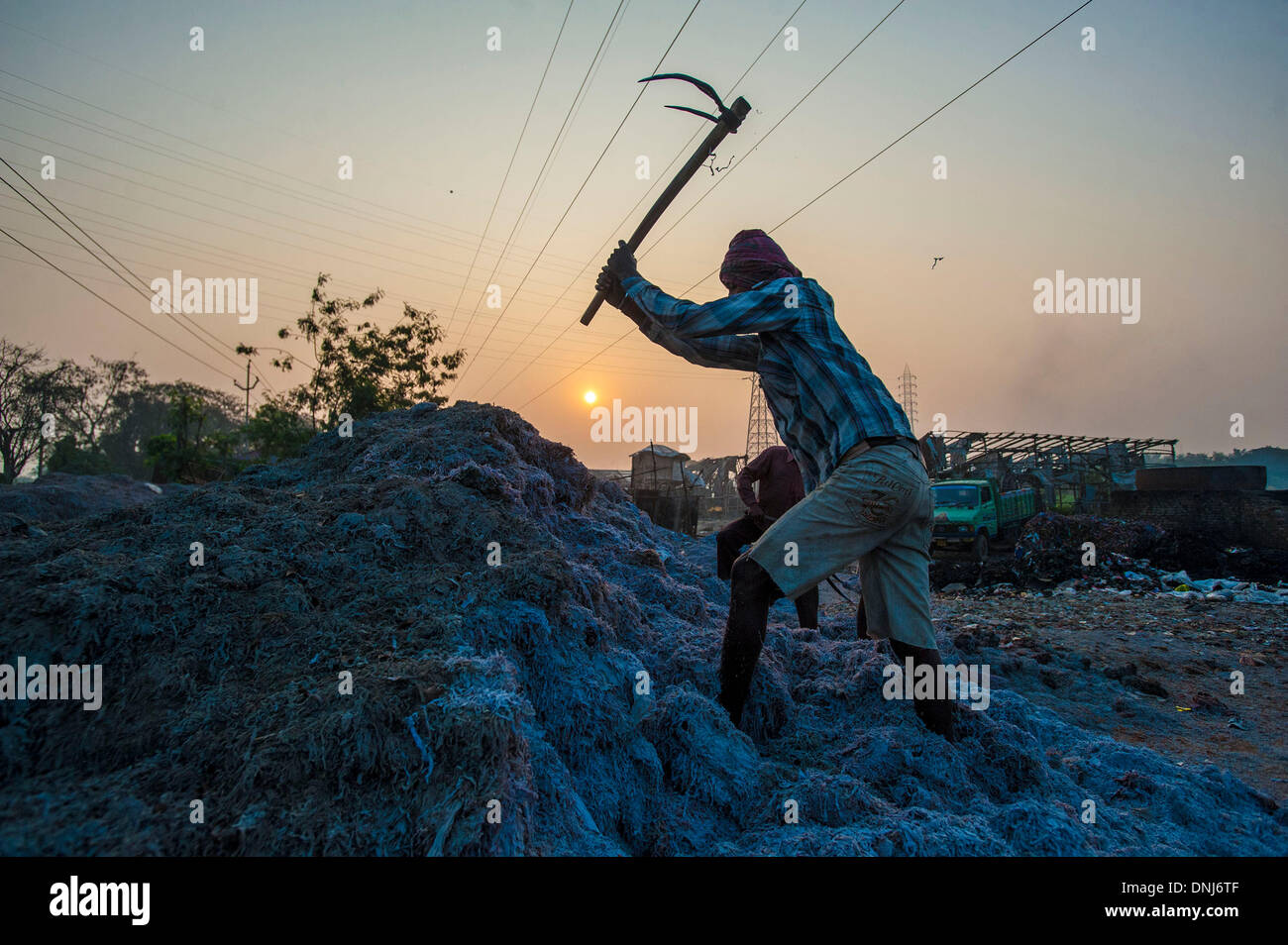 Calcutta, Indian state West Bengal. 31st Dec, 2013. Indian people work ...