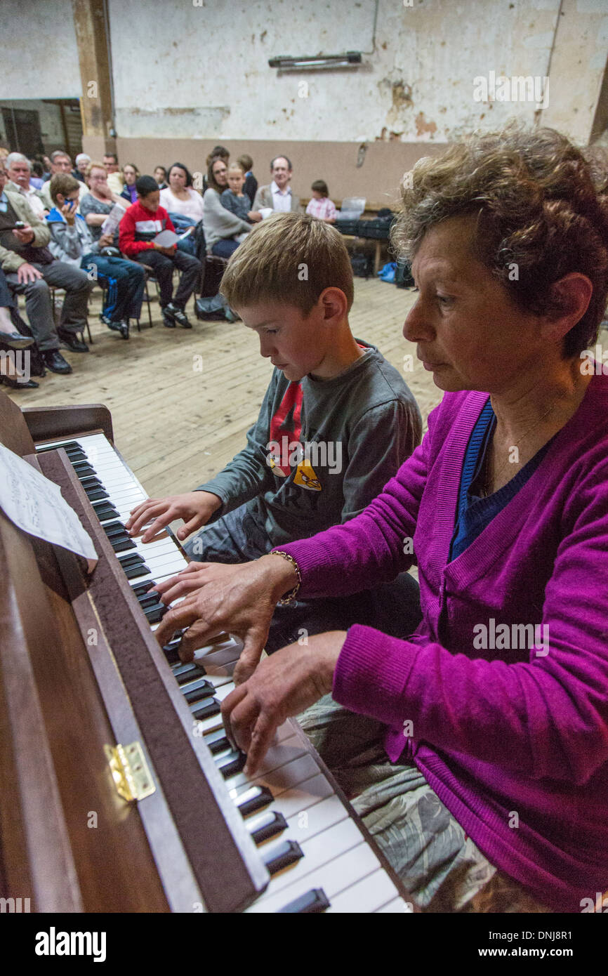 School children concert and audience hi-res stock photography and ...
