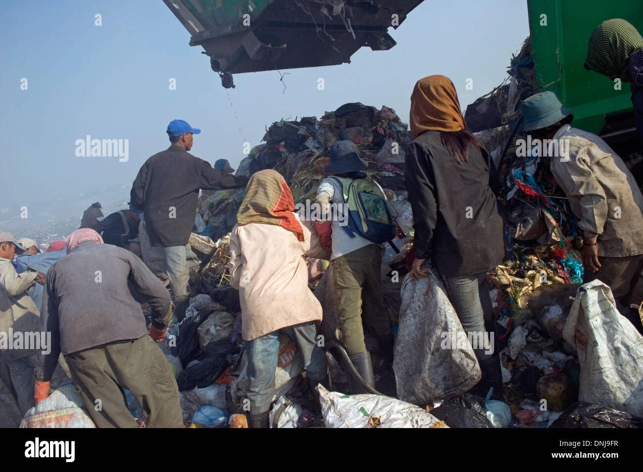 Asia recycling asia poverty human scavenger human scavengers hi-res ...