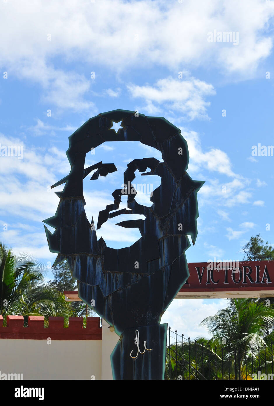 Che Guevara statue outside the Ministry of the Revolutionary Armed ...
