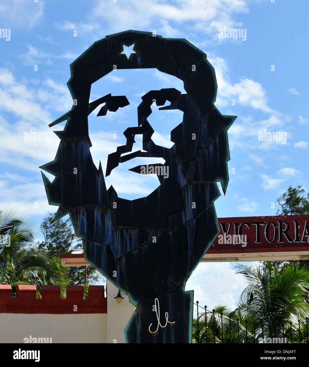 Che Guevara statue outside the Ministry of the Revolutionary Armed ...