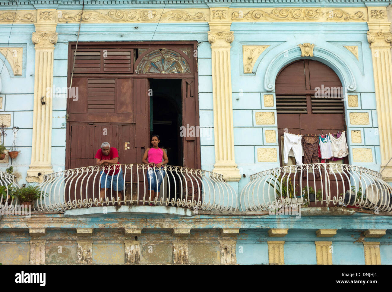CUBAN FAMILY ON THE BALCONY, DAILY LIFE, CALLE INDUSTRIA, HAVANA, CUBA ...