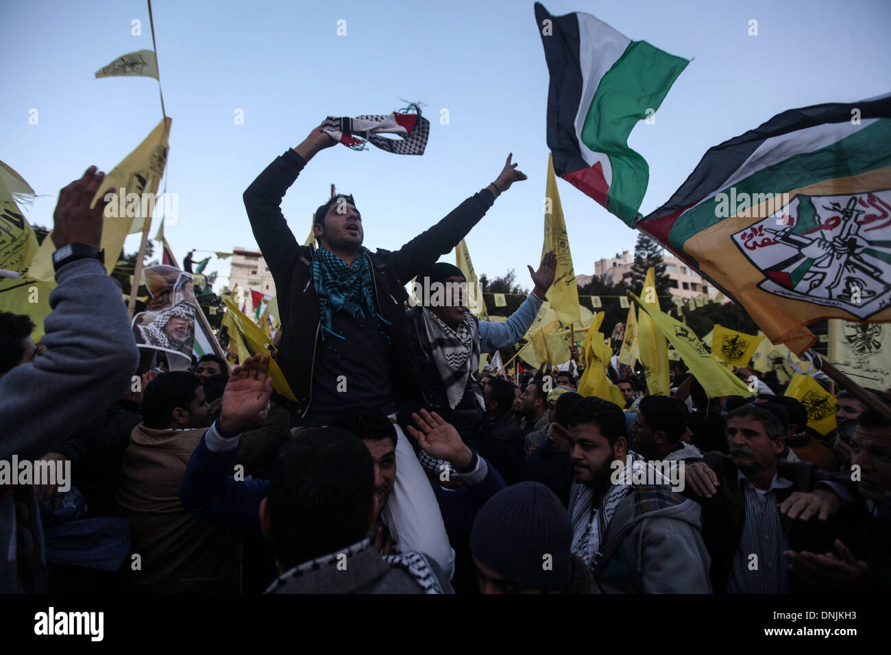 Gaza, Palestinian Territories. 31st Dec, 2013. Palestinians wave yellow ...