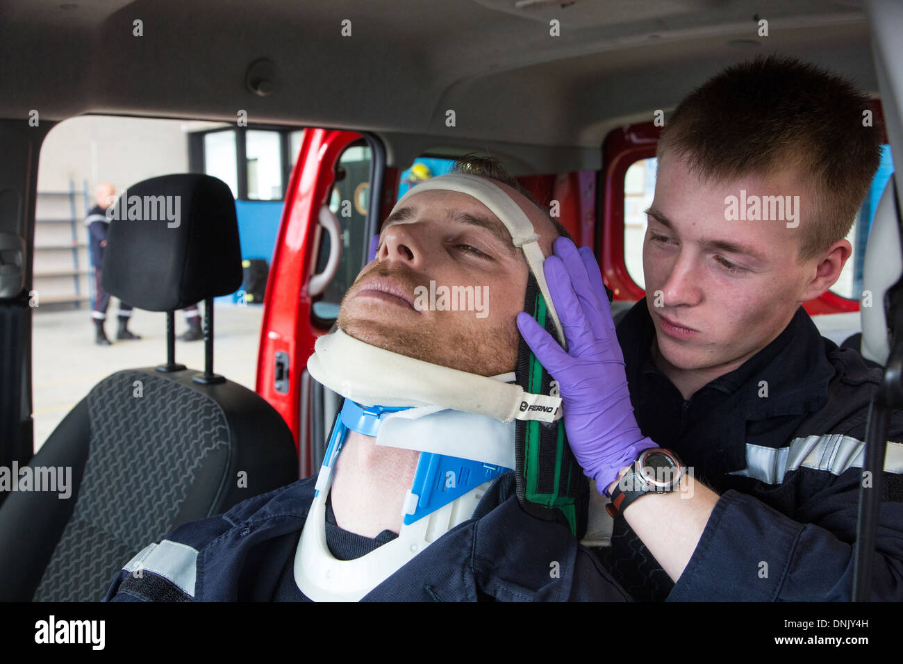 PUTTING IN PLACE A NECK BRACE TO IMMOBILIZE THE NECK, MANOEUVRE IN THE ...