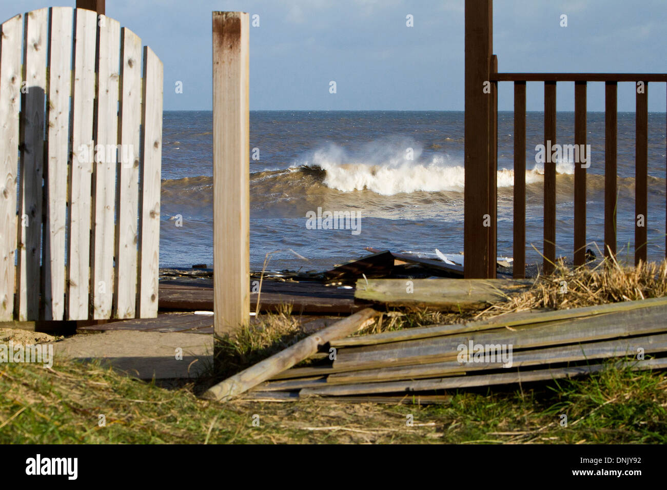 Beach homes destroyed by waves hi-res stock photography and images - Alamy