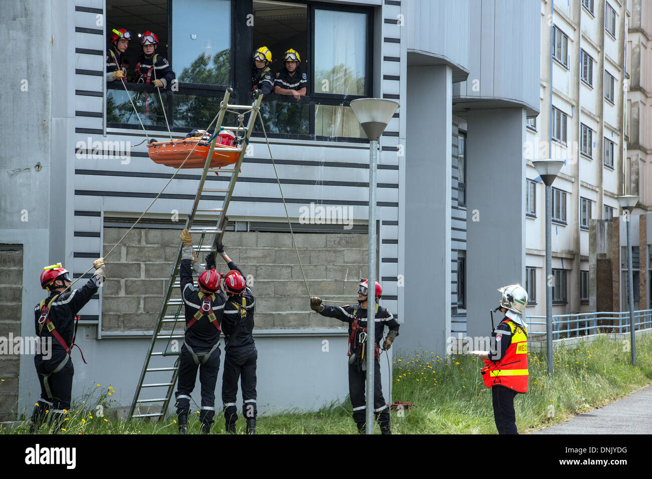 EVACUATION OF A VICTIM ON A STRETCHER ATTACHED TO A LADDER, DE3 ECASC ...