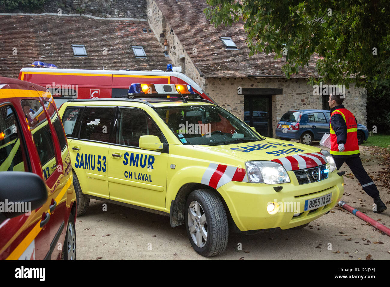 SAMU AND FIRE DEPARTMENT VEHICLES INTERVENING FOLLOWING THE COLLAPSE OF ...