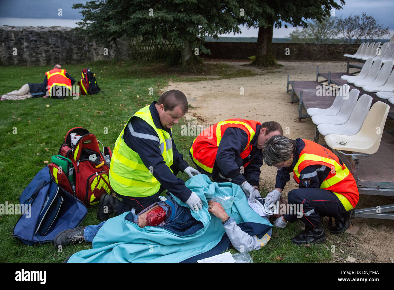 FIRST-AID FOR THE VICTIMS, INTERVENTION FOLLOWING THE COLLAPSE OF THE ...