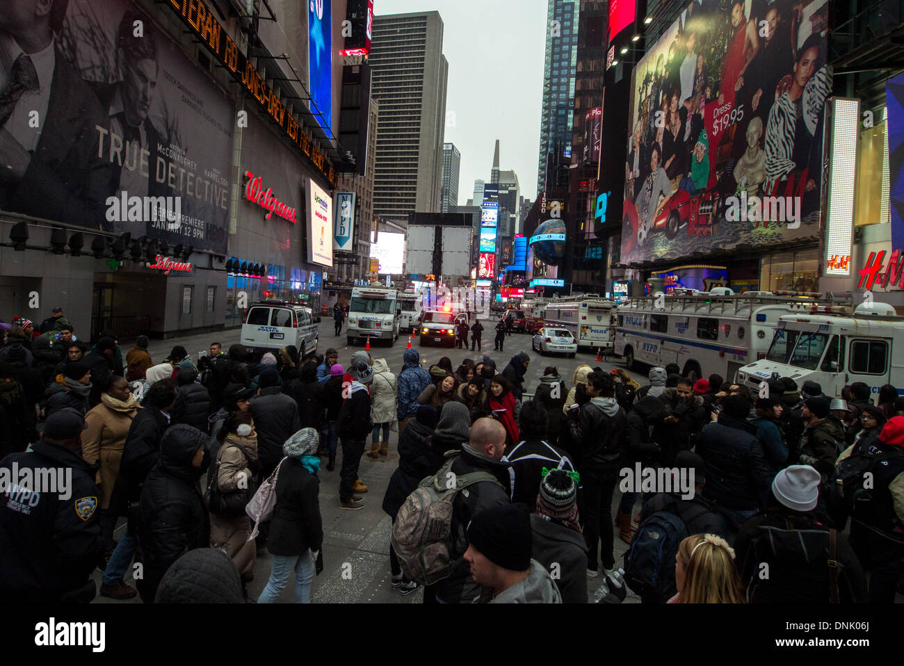 Times square new year ball drop hi-res stock photography and images - Alamy