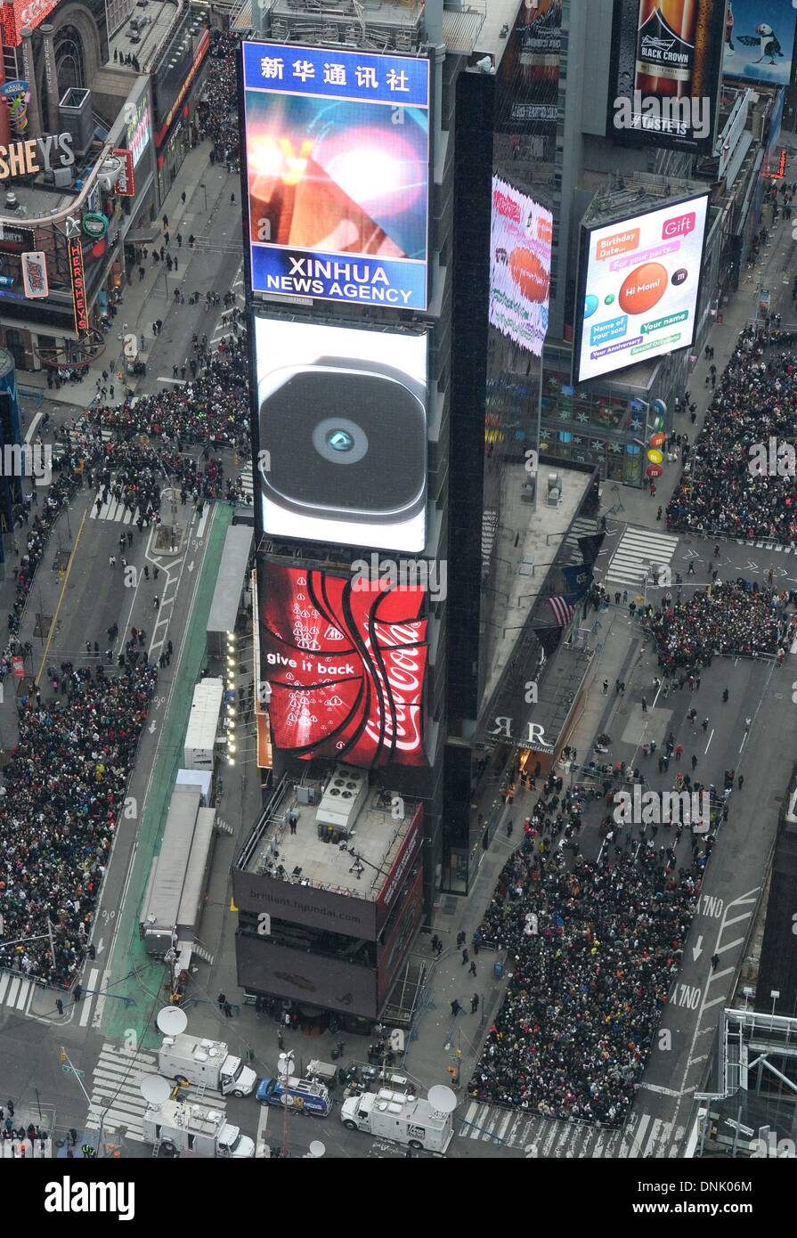 New York, USA. 31st Dec, 2013. People wait for the New Year's Eve ...