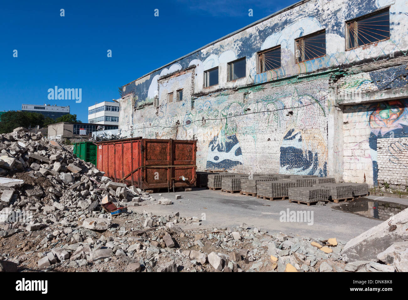 Construction site skip hi-res stock photography and images - Alamy