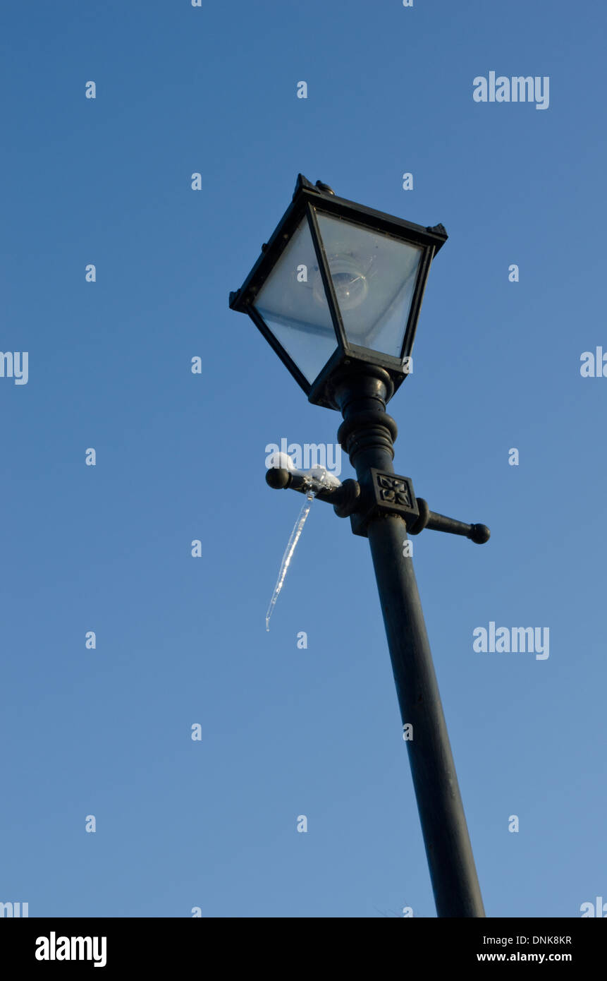 Old english street light hi-res stock photography and images - Alamy