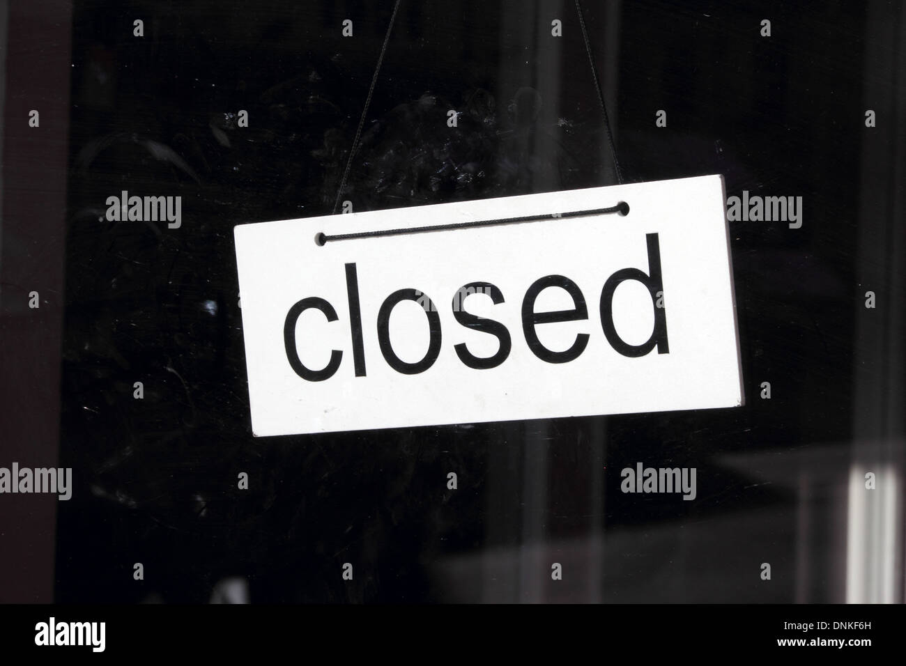 Closed sign in shop doorway Stock Photo - Alamy