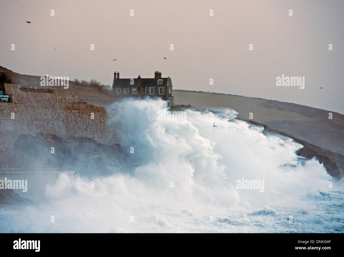 Huge waves batter coastline hi-res stock photography and images - Alamy