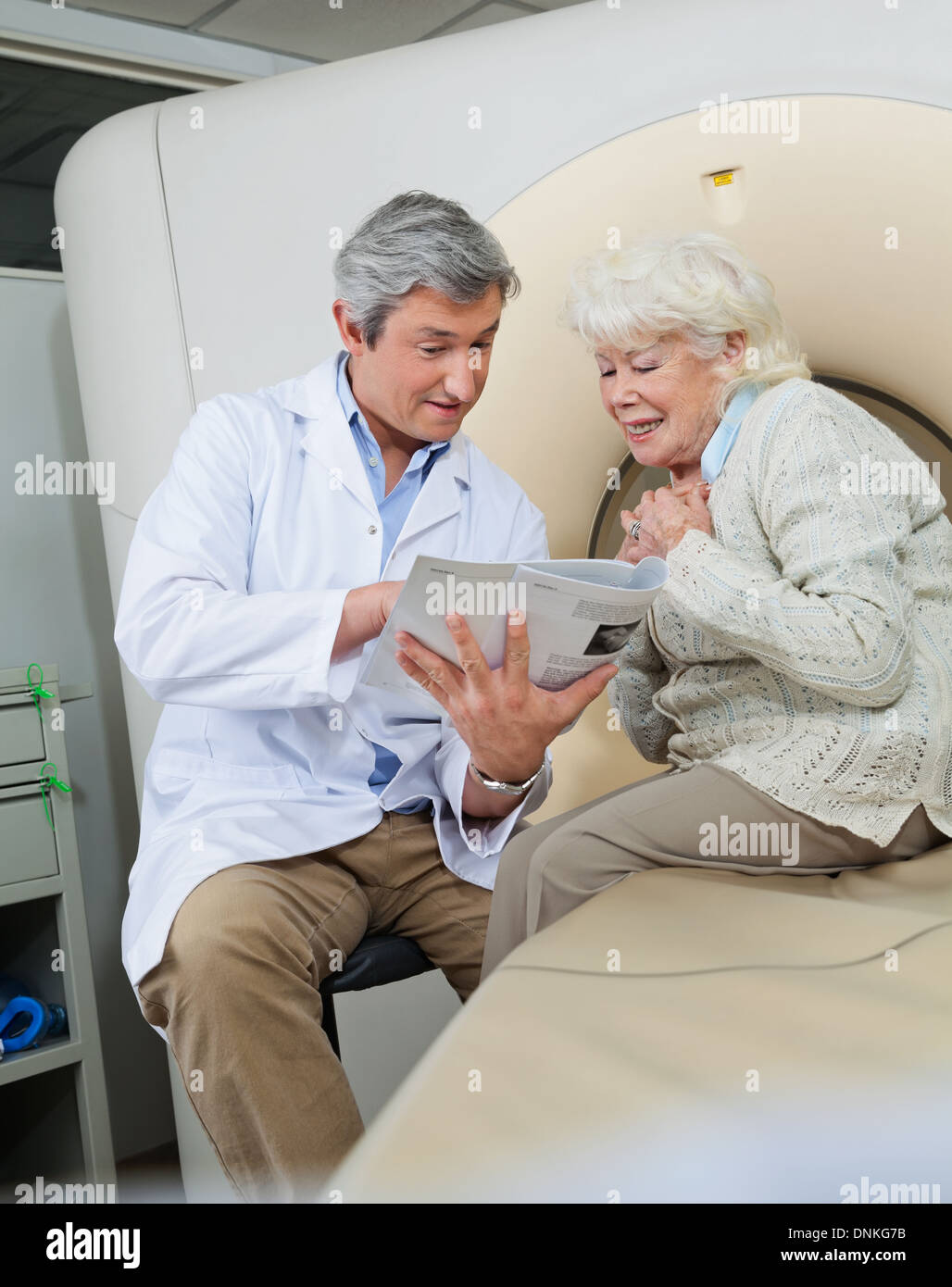 Doctor Explaining Female Patient Stock Photo - Alamy