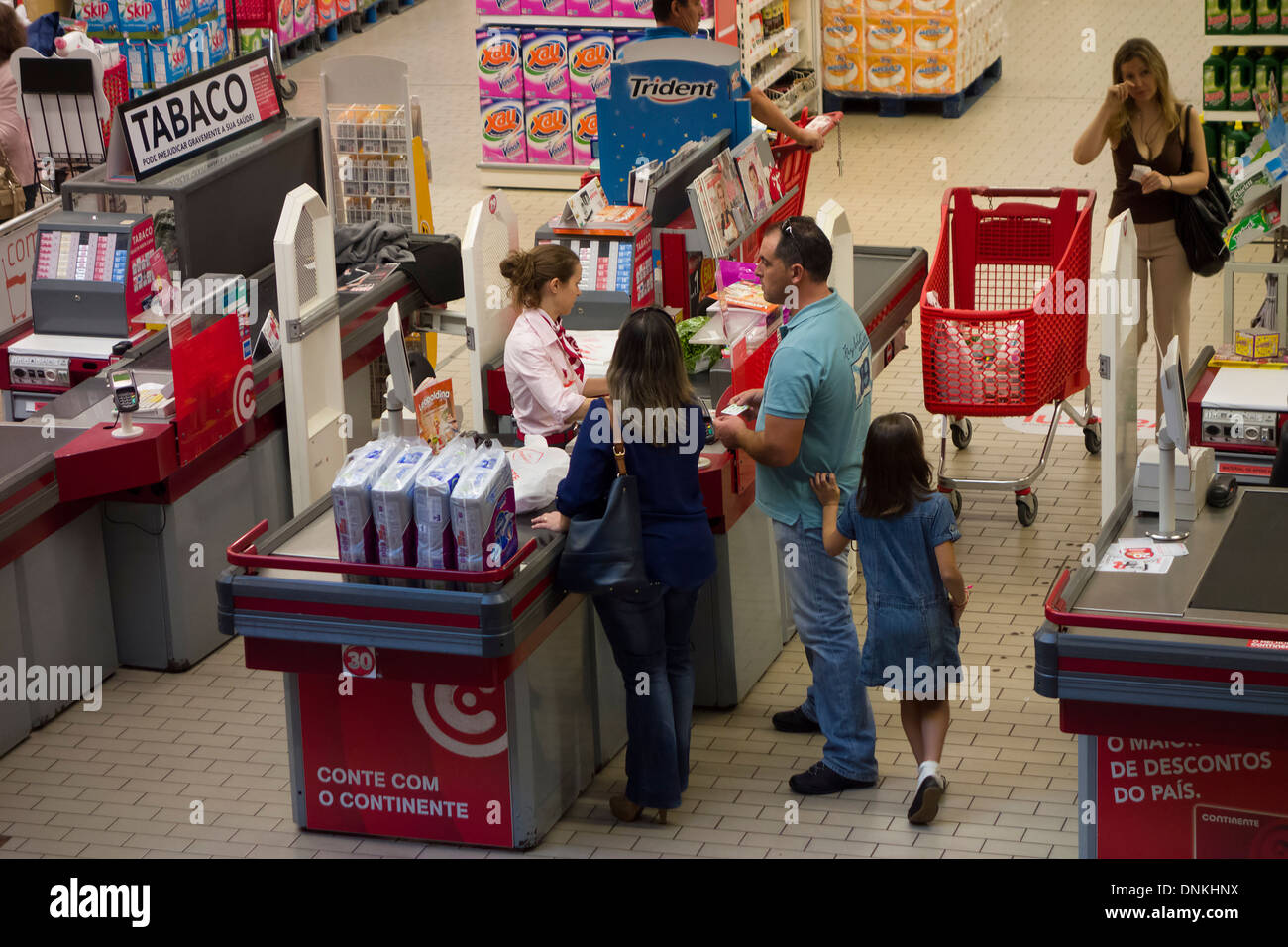 Man paying supermarket checkout counter hi-res stock photography and ...
