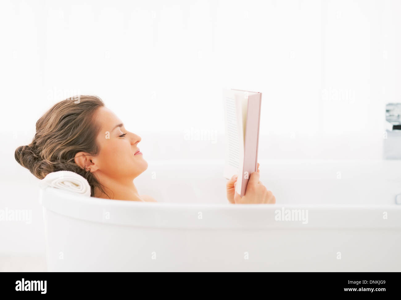 Reading in bathtub hi-res stock photography and images - Alamy
