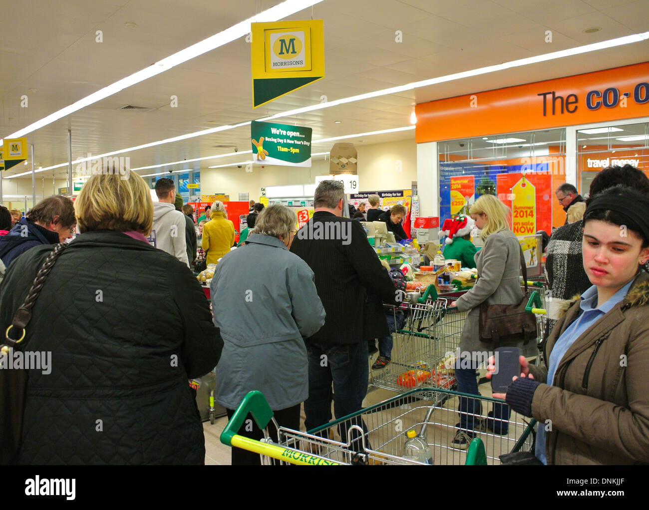 Supermarket shoppers hi-res stock photography and images - Alamy