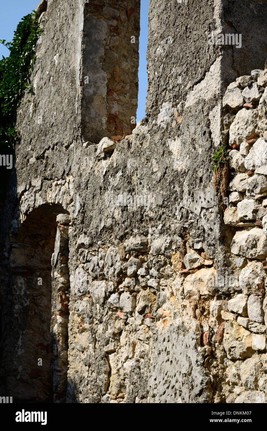 Ruined stone walls hi-res stock photography and images - Alamy