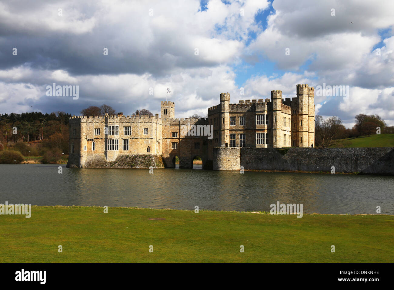 Historic leeds castle hi-res stock photography and images - Alamy