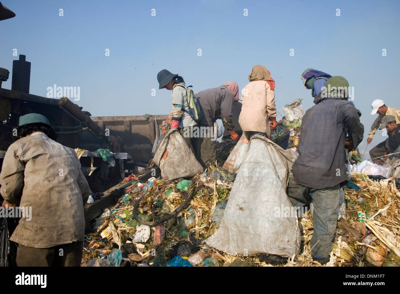 Asia recycling asia poverty human scavenger human scavengers hi-res ...